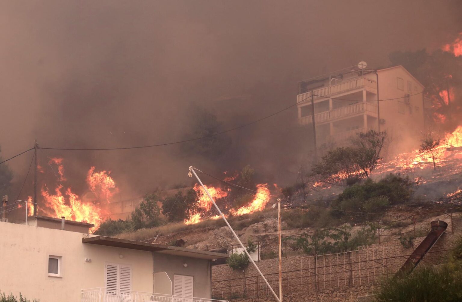 Pisak Fire Burns Homes, Residents & Tourists Evacuated - Total Croatia