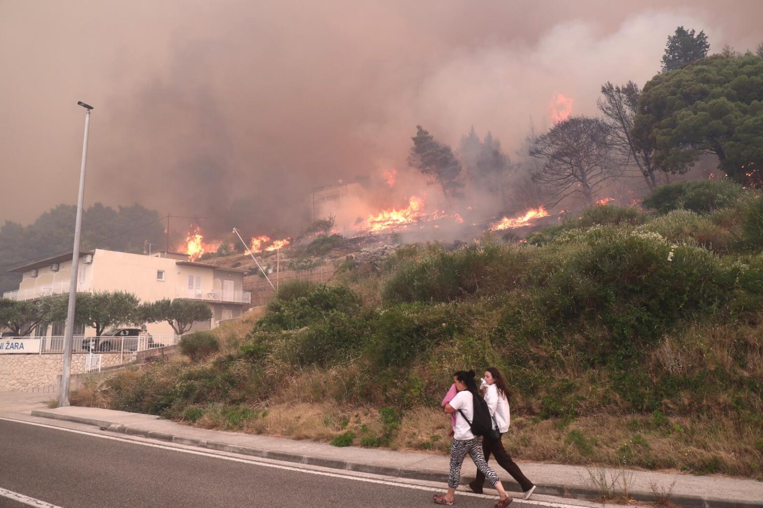 Pisak Fire Burns Homes, Residents & Tourists Evacuated - Total Croatia